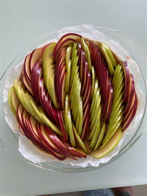 Пирог с миндальным кремом и яблоками