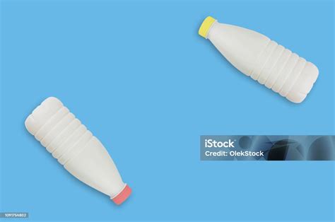 우유 Kefir 또는 부엌에 블루 테이블에 빨간색과 노란색 모자와 요구르트에 대 한 두 개의 전체 플라스틱 병에 신선한 낙농