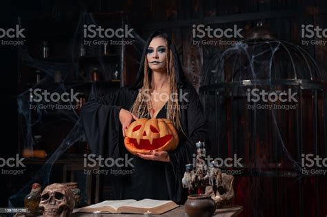할로윈 개념 검은 마녀 들고 할로윈 호박 과 조각 Smily 얼굴 에 손으로 서 어두운 방 마술사에 대한 스톡 사진 및 기타 이미지 Istock