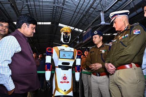 విశాఖ రైల్వేస్టేషన్ లో రోబో పోలీస్ అధికారి దేశంలోనే తొలిసారి