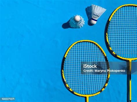 밝고 화창한 날의 라켓과 배드민턴 셔틀콕 위에서보기 그림자 그리기 0명에 대한 스톡 사진 및 기타 이미지 0명