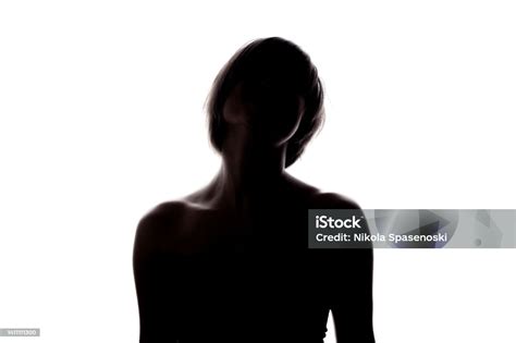 짧은 헤어 스타일을 가진 소녀의 실루엣 초상화 흰색 배경에 대해 격리되어 있습니다 20 24세에 대한 스톡 사진 및 기타 이미지 20 24세 검은색 관능 Istock