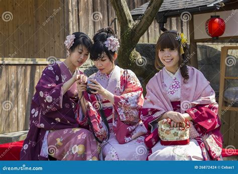 Tre Ragazze Giapponesi In Kimono Immagine Stock Editoriale Immagine