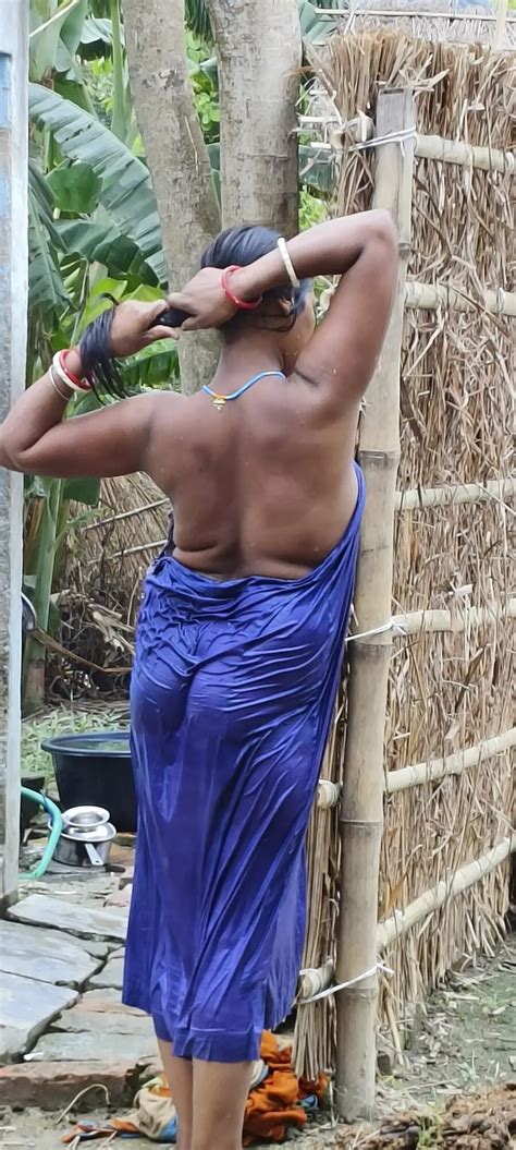 Desi Sexy Bhabhi Bathing Nude Enjoy Summer Season Nude Pics Xhamster