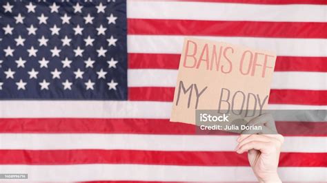 표지판을 들고 여자는 배경에 내 몸 미국 국기를 금지합니다 낙태 금지법에 항의하십시오 여성 파업 여성의 권리 자유 건강관리와 의술에 대한 스톡 사진 및 기타 이미지 Istock