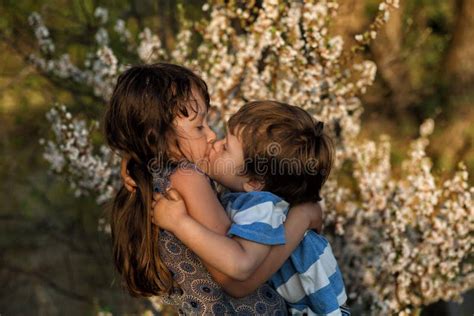 Hermanos Abrazando Besándose En Primavera Bosque Tarde Amor Imagen De