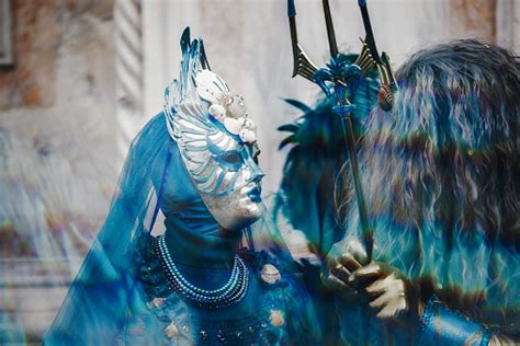 베니스의 카니발 동안 마스크에 조개껍데기가 있는 바다에서 영감을 받은 파란색 의상을 입고 있는 여자 얼굴 사진 초상화 2월에 대한 스톡 사진 및 기타 이미지 Istock