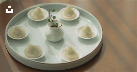 흰색 세라믹 접시에 흰색 세라믹 그릇 사진 Unsplash의 무료 회색 이미지