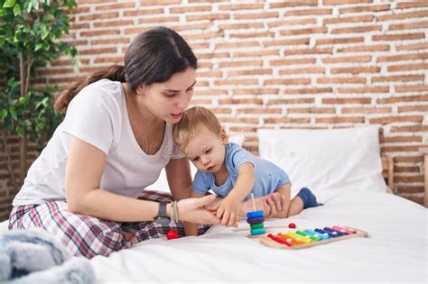 Madre E Hijo Sentados En La Cama Jugando En El Dormitorio Foto De