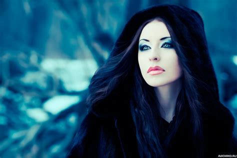 Девушка в чёрной шубе с капюшоном — Фотографии на аву