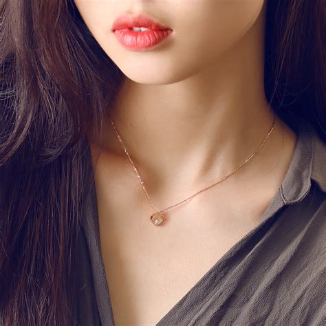 钻石世家 18K金钻石项链追光系列锁骨链颈饰百搭送女友极简风 虎窝淘