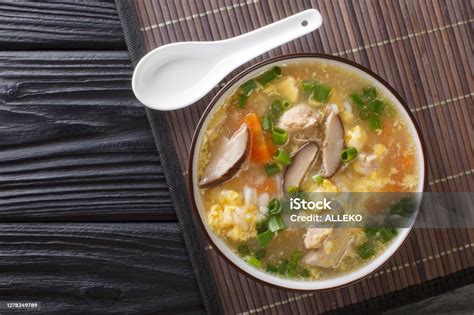 계란 버섯 야채를 그릇에 가까이와 향기로운 일본 두꺼운 쌀 수프 Zosui 수평 상단 보기 수프에 대한 스톡 사진 및 기타 이미지 Istock