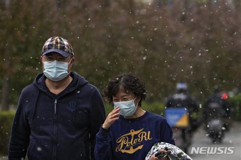 알레르기 유발하는 꽃가루의 계절