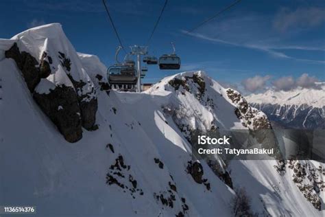 스키 슬로프와 스키 리프트와 겨울 산 파노라마입니다 높은 산에서 스키 리프트 고르 키 고 로드 N 소 치 러시아 끄라 스 나 야