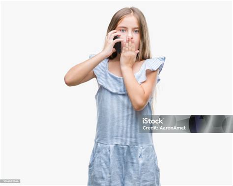 실수 두려움 침묵 비밀 개념에에서 무서 워의 표현에 대 한 수치와 충격 절연된 배경 표지 입 손으로 전화 얘기 젊은 아름 다운 소녀 가리기에 대한 스톡 사진 및 기타 이미지
