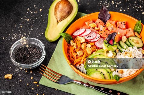 하와이 샐러드 연어 생선 아보카도 한국 당근 오이 무 쌀 검은 참 깨와 고추 오렌지 플레이트 에 검은 배경 복사 공간 평면도 포케 음식에 대한 스톡 사진 및 기타 이미지