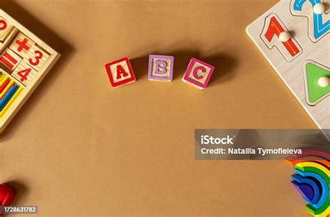 형형색색의 종이에 나무 장난감을 던진다 교육용 장난감 블록 연필 유치원 유치원 또는 탁아소용 장난감 학교로 돌아 가기 텍스트를