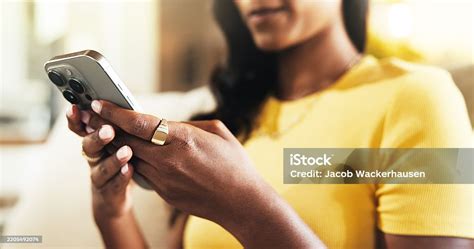 소파에 앉은 여성과 전화하고 손을 잡고 휴식을 취하여 소셜 미디어 게시물 스트리밍 및 네트워크 플랫폼을 이용하세요 채팅 알림 및 모바일 앱 이야기 업데이트를 위해 집 거실에