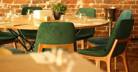 Ресторант Космос едно далеч от извънземно преживяване Girls