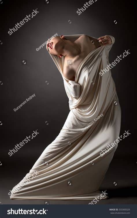 Concepto Bella Chica Desnuda Rompe Su Foto De Stock 333300329