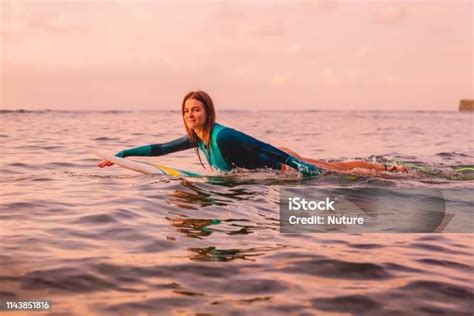 바다에 떠 있는 서핑 보드에 완벽 한 시체와 함께 서핑 소녀입니다 선셋 서핑 인체에 대한 스톡 사진 및 기타 이미지 인체 해변 가냘픈 Istock