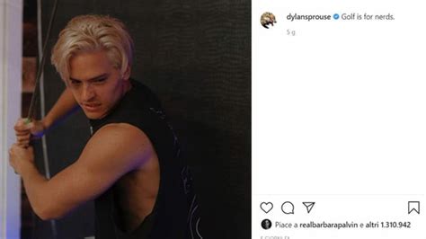 Dylan Sprouse Si Tinge I Capelli Di Biondo Platino Il Nuovo Look