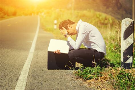 도로의 시골에 앉아 강조 사업가 손 휴대 전화와 노트북 손실 비즈니스 개념을 잡고 25 29세에 대한 스톡 사진 및 기타 이미지 25 29세 Brand Name