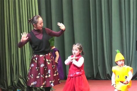 靖远县第一幼儿园的孩子表演绘本剧：蔬菜进行曲凤凰网视频凤凰网