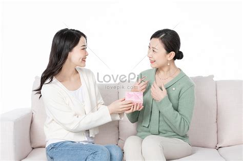 엄마에게 선물을주는 어머니의 날 딸 사진 무료 다운로드 Lovepik