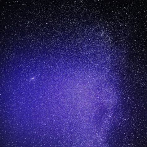 별과 밝은 보라색 빛이 있는 밤하늘 사진 Unsplash의 무료 보라색 이미지