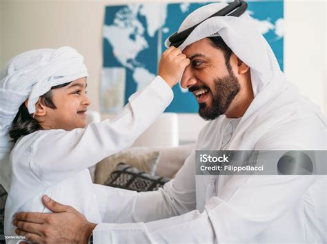 アラブの子供が父親にクーフィーヤを修正 2人のストックフォトや画像を多数ご用意 2人 30代 30代の男性 Istock