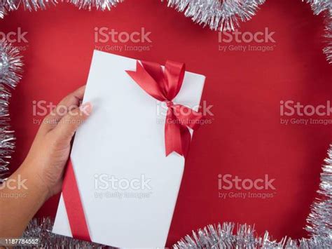 크리스마스와 새해 인사말 카드 구성 축제 장식 빨간 배경에 묶여 선물 상자를 들고 여자 손 2020년에 대한 스톡 사진 및 기타 이미지 Istock