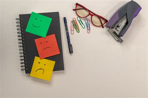 포스트잇에 슬픈 얼굴과 행복한 얼굴이 적힌 정신 건강 인식 평면 구도 0명에 대한 스톡 사진 및 기타 이미지 0명 공란 구도 Istock