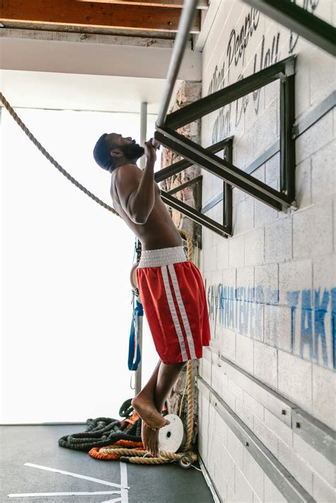 강렬함 건강 결단 균형 잡힌 건강 근육 성장 근육을 만들다 금속 막대 남자 내구력 노력 다시 운동 도시의 등 운동 라이프스타일 로프 루틴 맨발