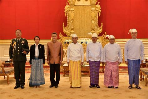 缅军总司令敏昂莱大将接受泰国新任驻缅甸大使递交的国书
