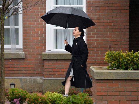 48岁孟晚舟在家按摩还学画画！光腿穿大衣我只服她，难怪显年轻生活黑色经典