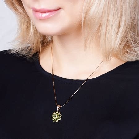 Купить кулон с хризолитом по приемлемым ценам