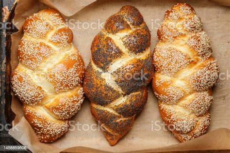 참깨와 양귀비 씨앗으로 장식 된 베이킹 페이퍼에 수제 전통 Challah 빵 유대인 요리 안식일을 위한 찰라 깨에 대한 스톡 사진 및 기타 이미지 Istock