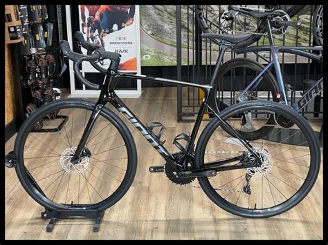 2025 Giant Defy Advanced 2 Mens Carbon Road Bike In Black