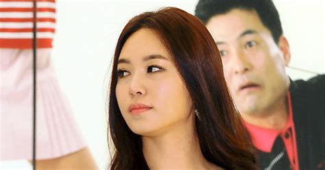 사진 강예빈가슴노출 신경 쓰이네