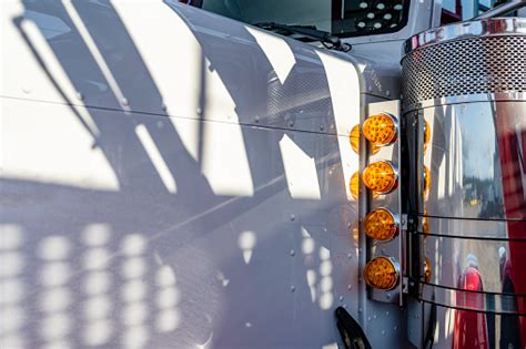 크롬 필터와 모양 조명과 후드에 자동차 운반기 세미 트레일러 그림자와 흰색 큰 장비 클래식 세미 트럭의 일부 0명에 대한 스톡 사진 및 기타 이미지 Istock