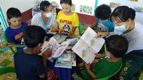 မော်လမြိုင်ခရိုင်ရုံးတွင်မြန်မာနိုင်ငံကလေးများနေ့အထိမ်းအမှတ် ပုံပြင်ပြောပြခြင်းနှင့် ပန်းချီ