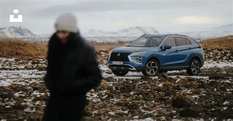 파란색 Suv 옆에 서 있는 사람 사진 Unsplash의 무료 회색 이미지