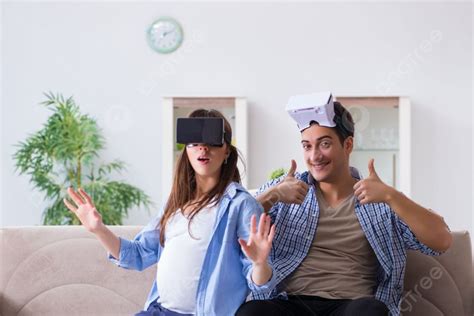 หนุ่มสาวคู่หนึ่งกำลังลองแว่นตาเสมือนจริง เวกเตอร์ พื้นหลัง และรูปภาพสำหรับดาวน์โหลดฟรี Pngtree