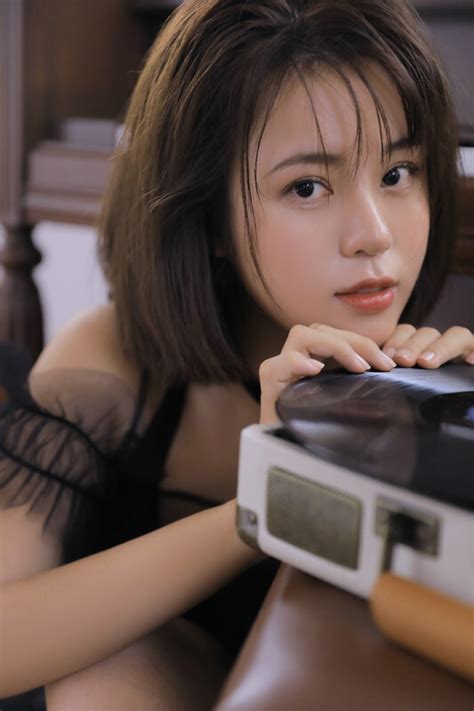 熊梓菱黑裙写真小露性感 轻纱飘逸眼神魅惑 凤凰网