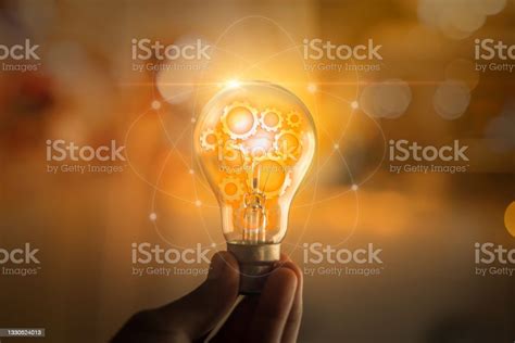 아이디어 따뜻한 색상의 상징전구를 들고 전구 아이디어 사업가의 손 개념에 대한 스톡 사진 및 기타 이미지 개념 과학 남자 Istock