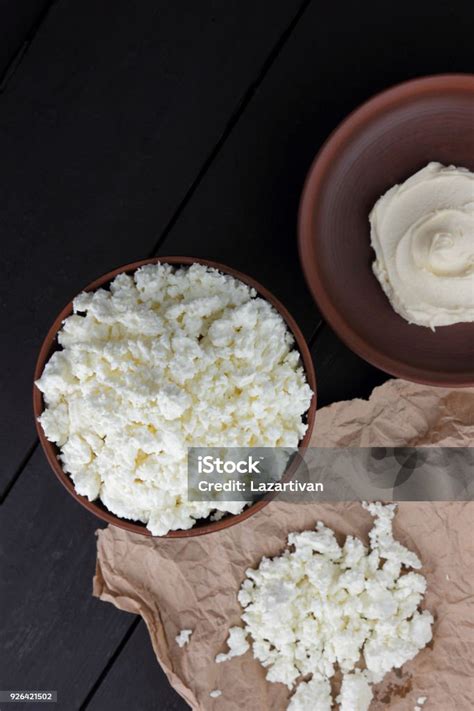 치즈 신선한 코 티 지 치즈 사 우 어 크림 토 기 양피지 종이에 염소 두 부 유제품에 소박한 스타일 건강 식품 나무 배경 복사