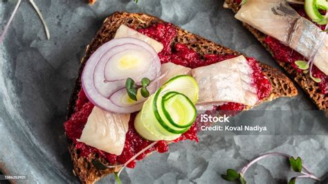 청어 필렛 전통적인 스모레브로드 샌드위치 호밀 빵 비트 샐러드 신선한 오이 양파 링을 곁들인 청어 샌드위치 덴마크 스칸디나비아 요리 맨 위 보기 음식에 대한 스톡 사진 및