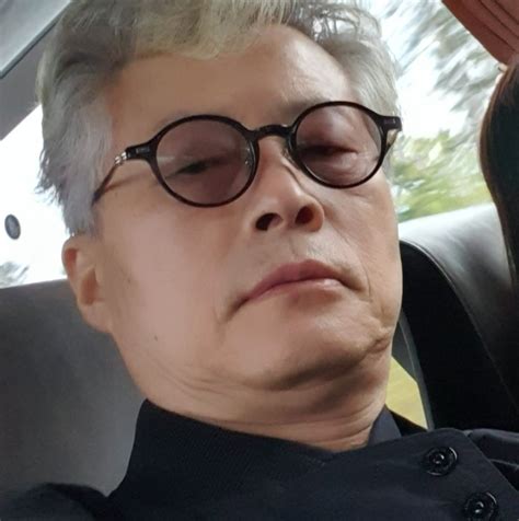 만희 버스터미널 ㅡ 오늘은 고향친구들을 보러 간다 한잔 할거 같아서 버스를 타고 가는데 아내가 데려다 준단다 한데 아내의 일 때문에 조금 일찍 나왔다 대합실에서