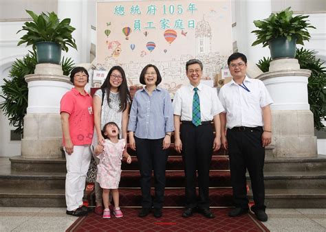 0826 總統、副總統與出席「總統府105年員工家庭日」活動的一家三代合影 Flickrlinkr